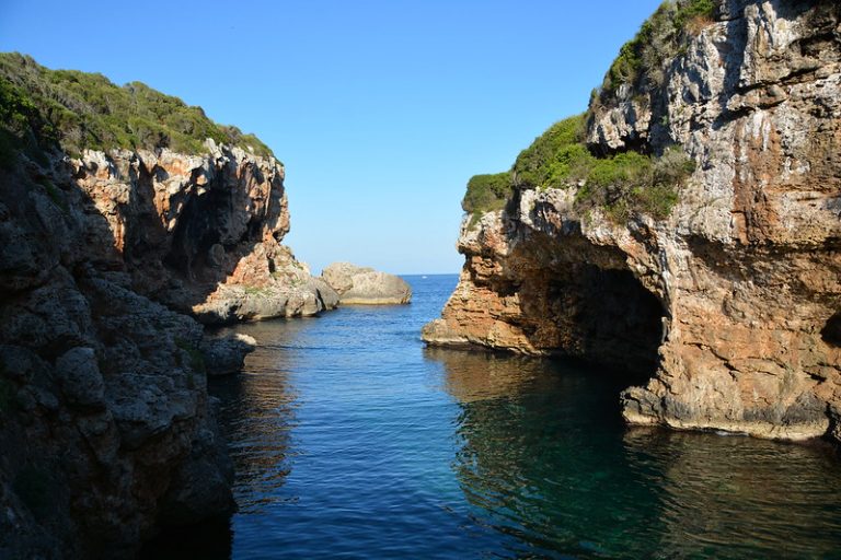 Top lugares secretos para perderte en Menorca con moto